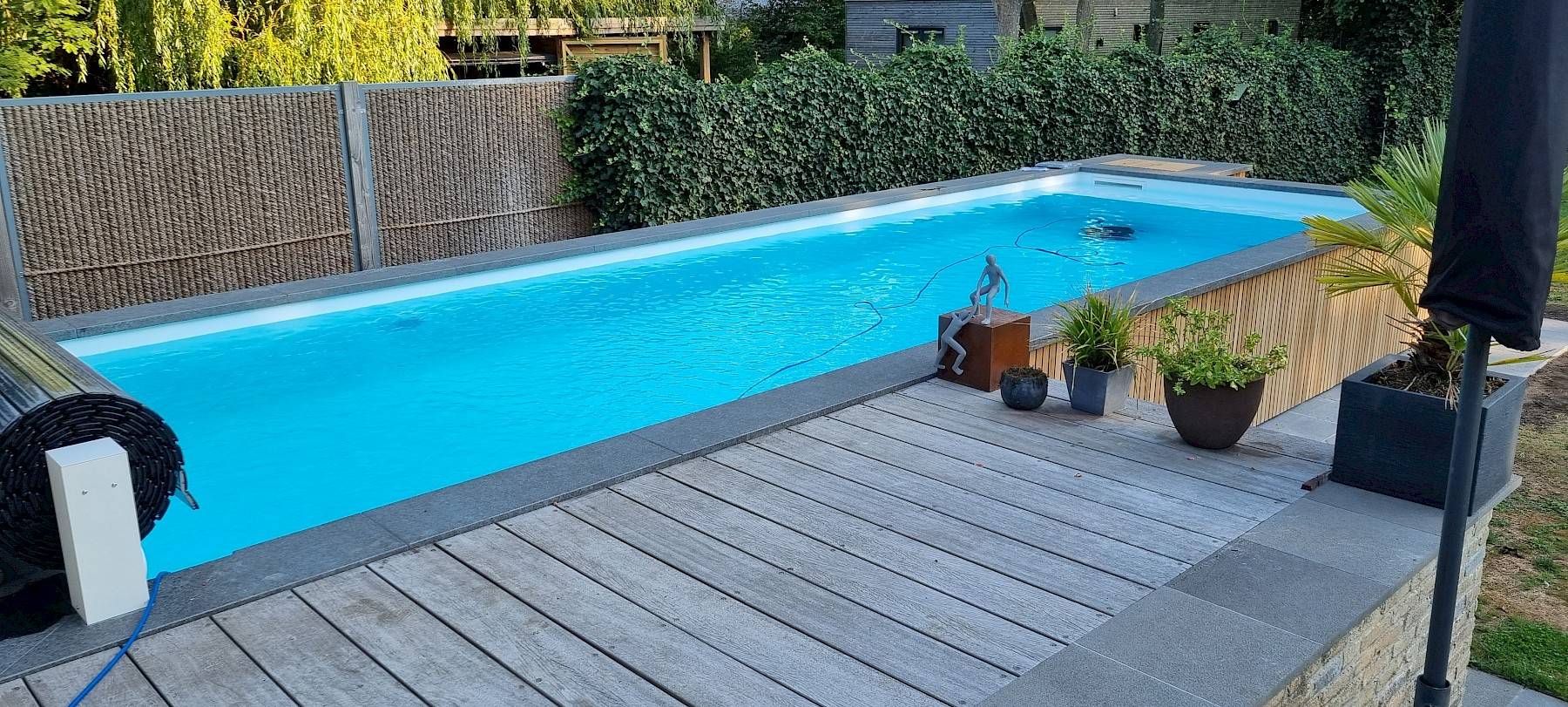 Opbouw zwembad Saint-Tropez "Black edition" te Blankenberge - Swim-Up pools