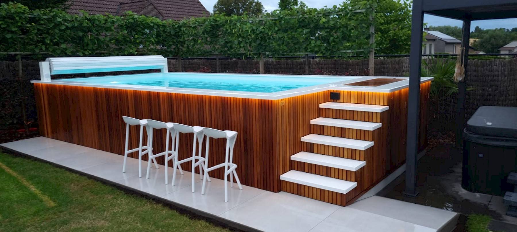 Realisatie in type Saint-Tropez met houten afwerking. Bovengronds zwembad